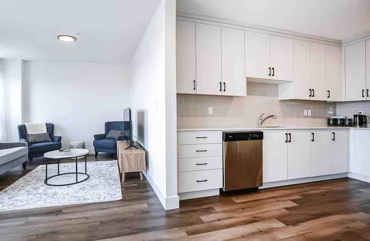 Luxury 2br Apt W/ Balcony & Gym | Walk To Cafes - Halifax, Canada