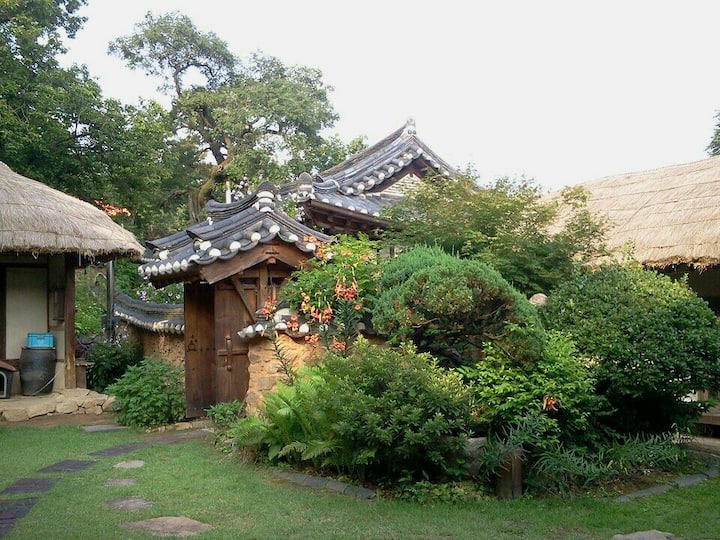 Korean Traditional House Han-ok (청주한옥체험 '고선재' 2인실) - South Korea