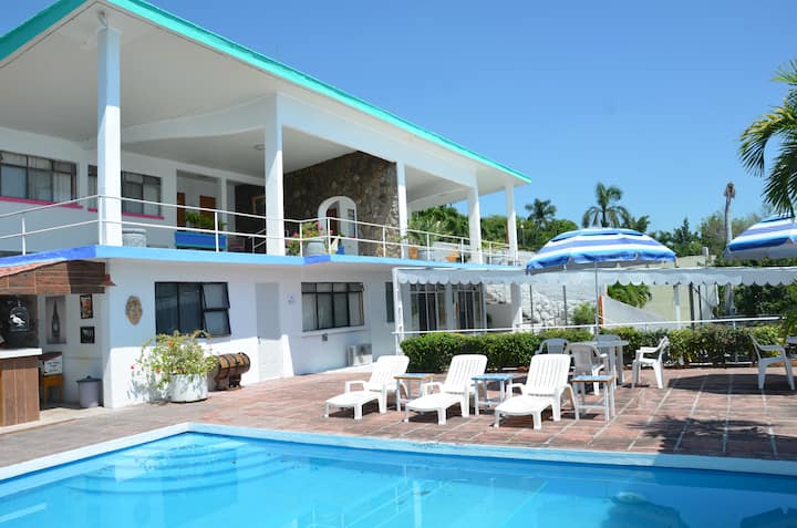 Casa En El Lago
6 Recamaras
13 Camas
18 Huéspedes - Tequesquitengo