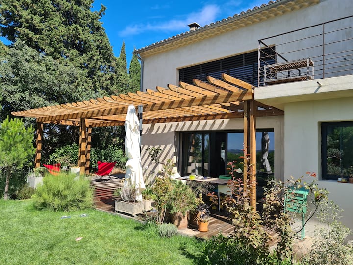 Superbe Villa Avec Vue, Piscine Et  Jardin Arboré - Aviñón