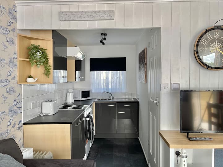 2 Bed South Facing Chalet In Scratby. - Caister-on-Sea