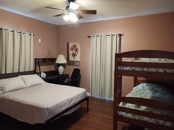 North Austin Cottage W/ New Hvac! - Geneva-on-the-Lake
