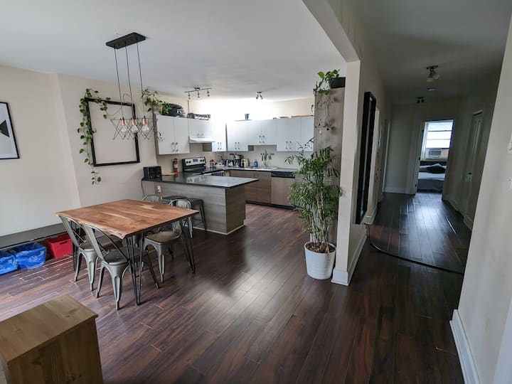 Best Group Apartment Downtown Montreal (3-bdrm) - Montreal