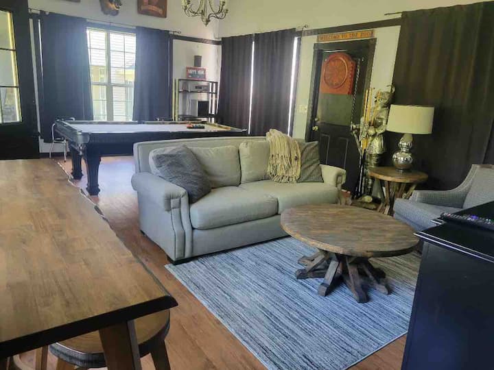 Cozy Garage Apt W/ Pool Table & Separate Entrance - Hickory