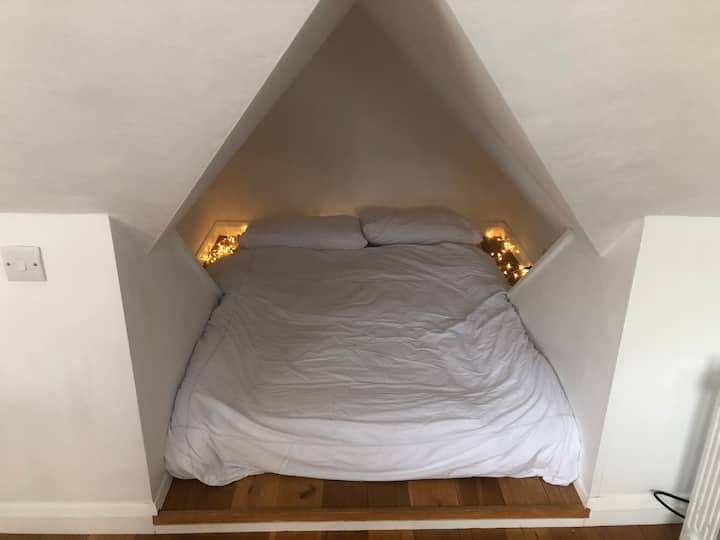 The Snug - Cozy Bedroom With Own Living Space - Watford
