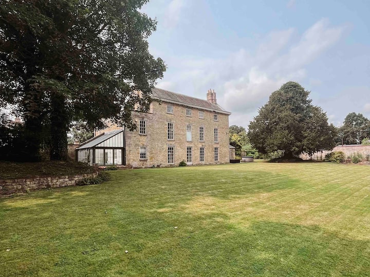 Spacious 7 Bedroom Period House With Games Room - Lincolnshire