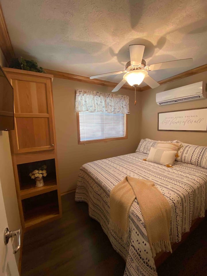 The *Pet-friendly* Cabernet Get Away - Fredericksburg, TX