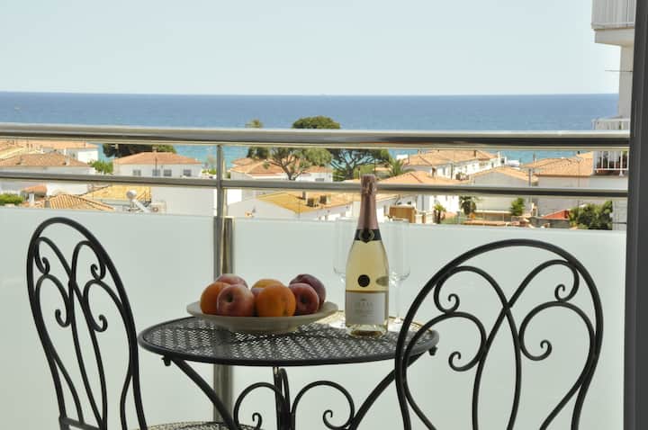 Comfortable Beach Apartment With Charming Sea View - Blanes