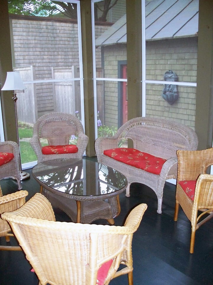 Next To Skidmore And Near Racetrack: Master Suite - Saratoga Springs, NY