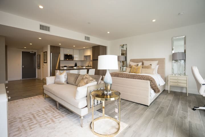 Hollywood Landmark 12 - Beverly Hills, CA