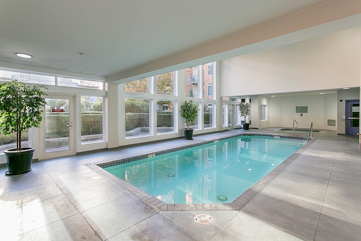 Charming Condo, 99 Walk Score, Free Park, Pool/spa - Seattle