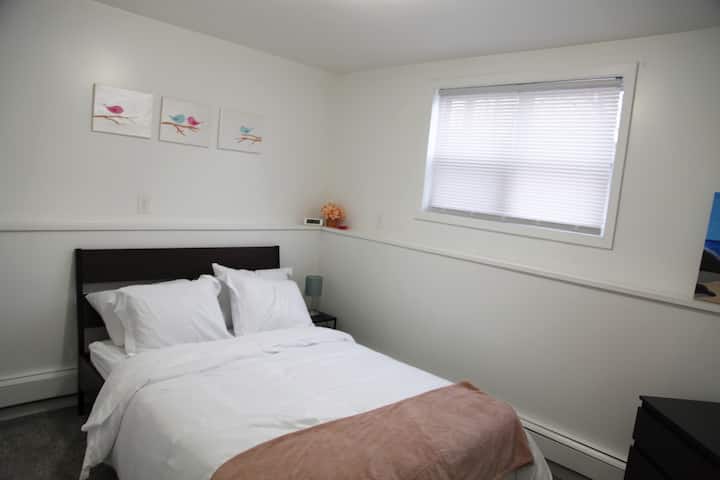Comfy & Close To Stadium/airport/rcmp/downtown - Regina