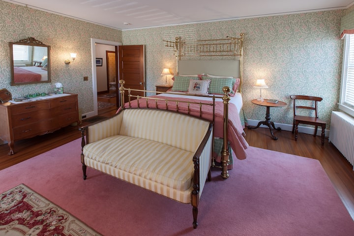 Boulderwood, Cottage Era Estate 2 Bedroom Suite - Great Barrington, MA