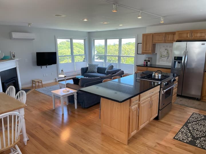 Bright Spacious Light Filled Townhouse - Provincetown, MA