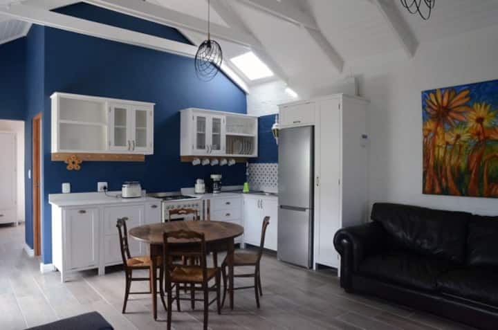 Luminous & Tranquil, With Balcony & Mountain Views - Fokváros