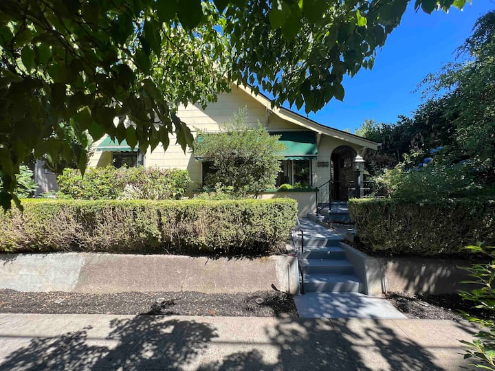 Auna's Place And Garden - Portland, OR