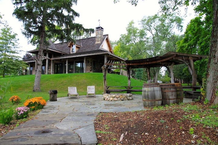 Designer Inspired Lodge W/private Lake - Lemon Creek Winery, Berrien Springs