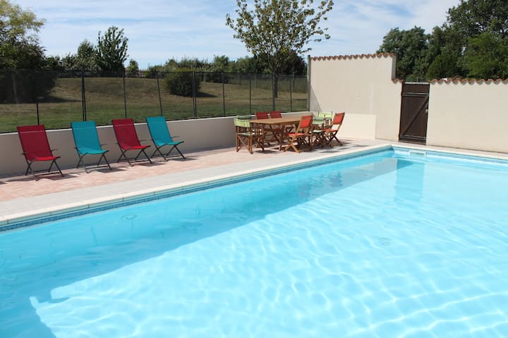 Logement Familial Privé Avec Piscine Chauffée - Mortagne-sur-Gironde
