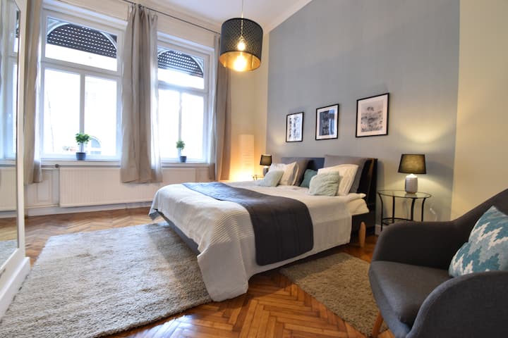 High End Central 3 Bedroom -3 Bath - Budapest