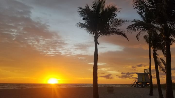 Hollywood Hideout - Hollywood, FL