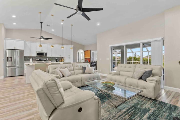 Sunshine Pool House - Cape Coral, FL