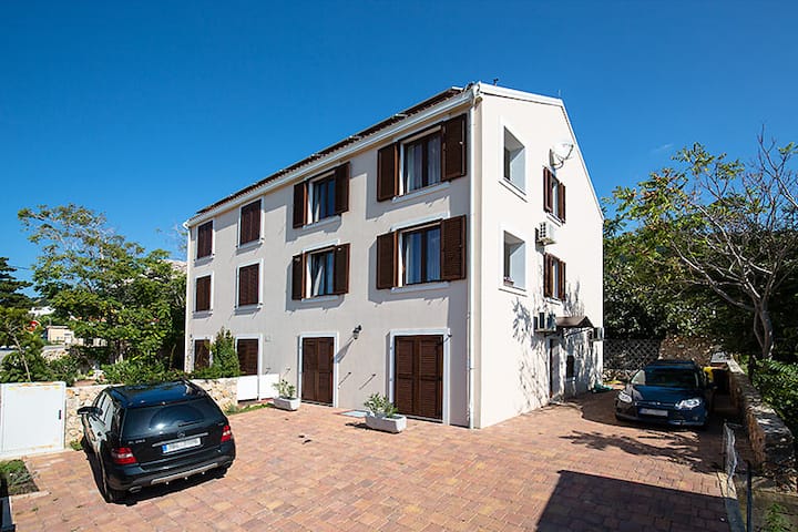 A2 ŽEljko  Apartman 4+2 I Kat - Baška