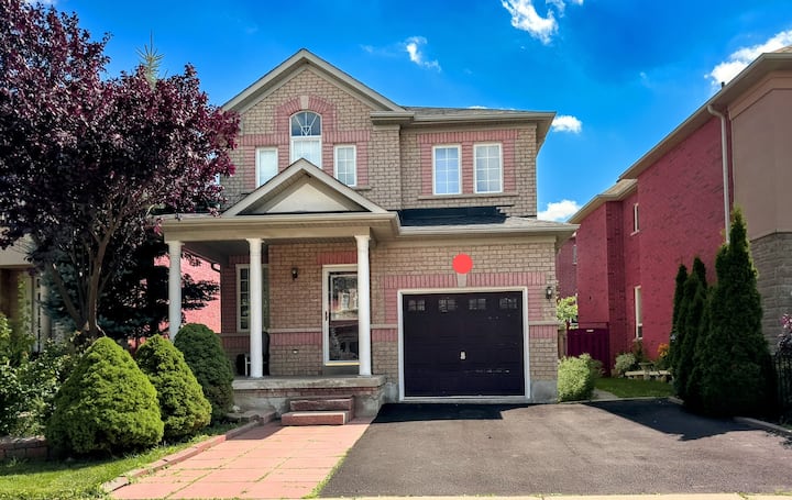 Cozy Detached 4 Bedroom Home.
2 Mins To Wonderland - Vaughan