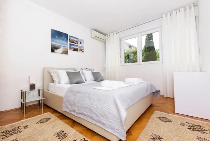 Spalatina Apartment Near City Center - Split