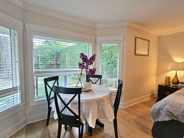 Blissful Home Airbnb (Heather Suite) - White Rock