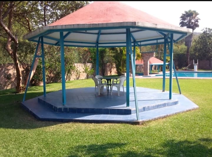 Alojamiento Privado Con Alberca Y Jardín - Estacas