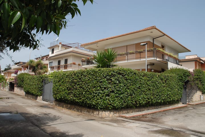 House Fiorita With 3 Apartments For 20 People - Scauri