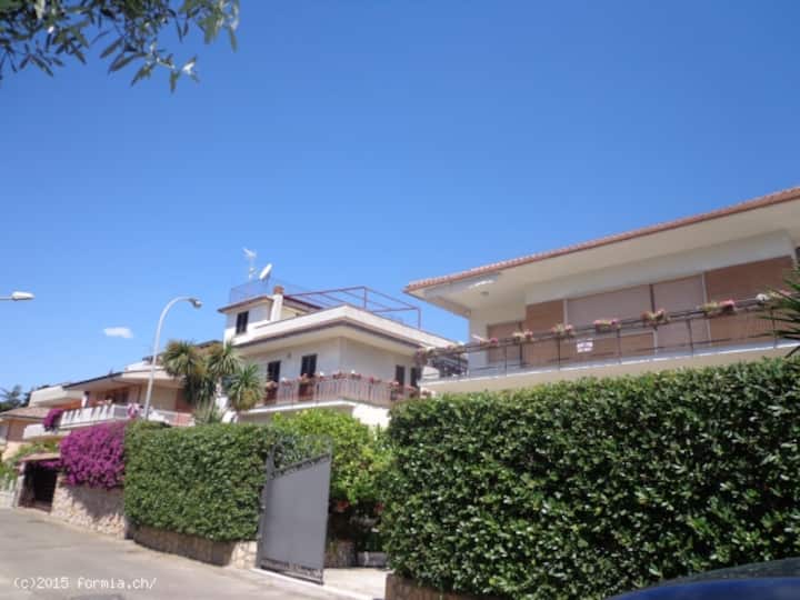 House"villa Lidia"with 3appartments For 17people - Scauri