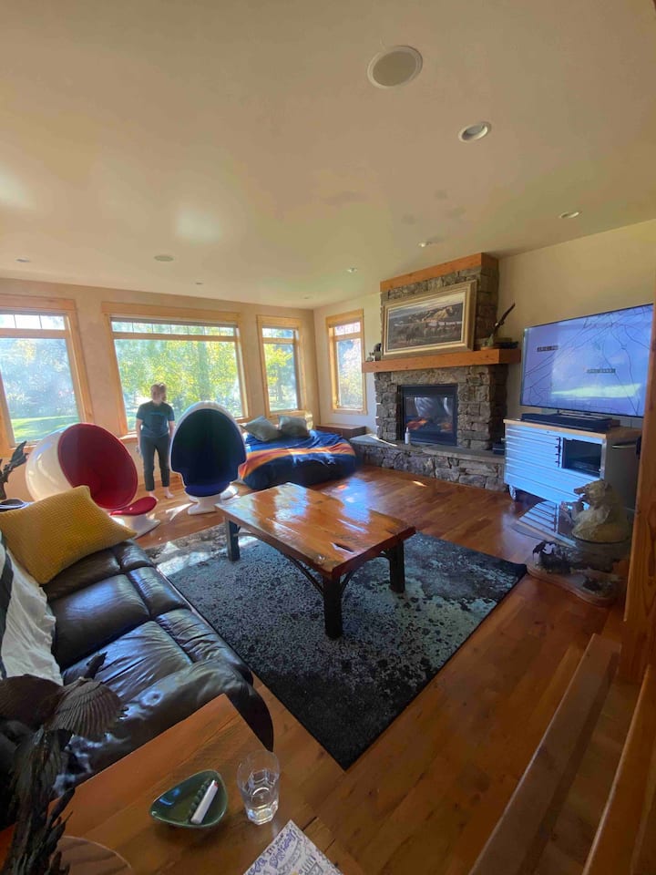 Cheerful 5 Bedroom Residential Home . - Bozeman, MT