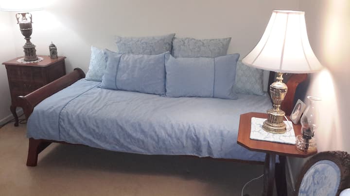 Griffield House The Small French Bedroom - Lilydale