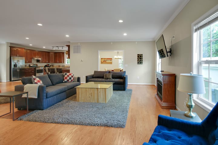 The Ultimate Luxury | Yard | Jacuzzi | Garage - Falls Church, VA