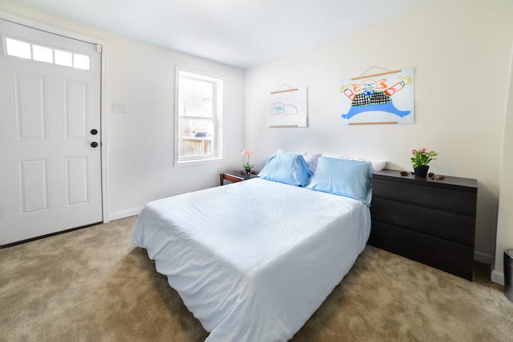Beautiful Room W Private Balcony In Historic Home - Baltimore, MD