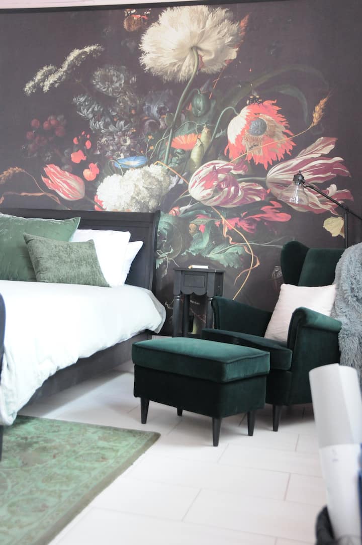 D3 Boutique Inn, Free-standing Tub & Floral Mural - St. George, USA