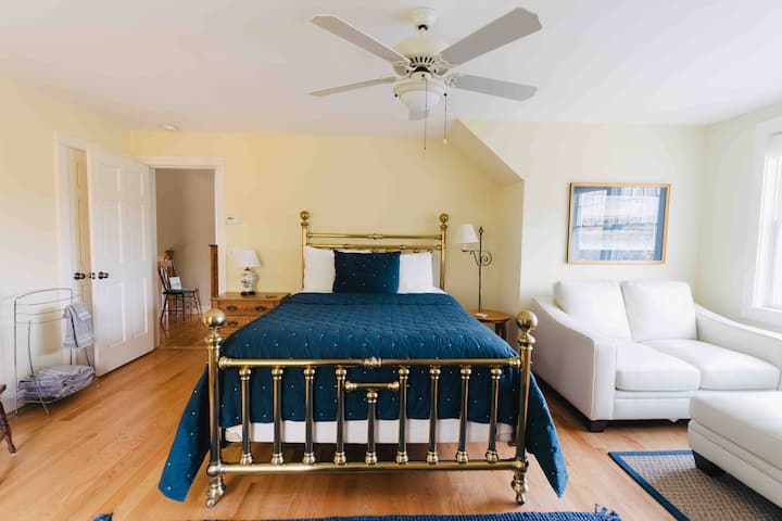 Panoramic Moutain Views From Riverfront Bedroom - Gardiner