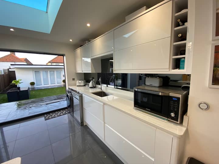Modern 2 Bedroom House In Deal, Kent With Bar Area - St Margarets Bay