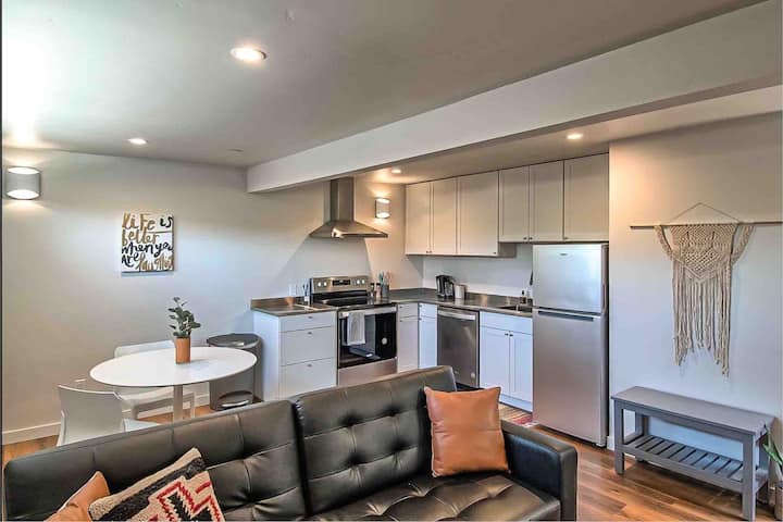 Cozy And Modern 1 Bedroom Westside Guesthouse - Redding, CA