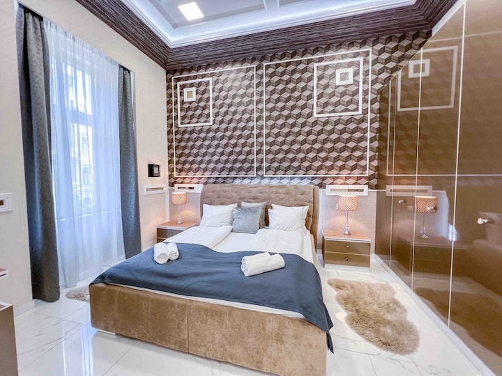A Glamorous And Luxurious Liberty Bridge Apartment - Budapest