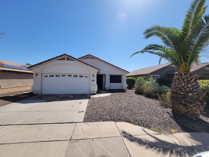 Great Location 3 Bedroom Home With Pool - Mesa, AZ