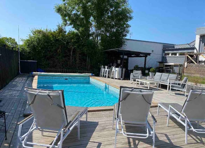 Stort Hus Med Pool Centralt - Norrköping
