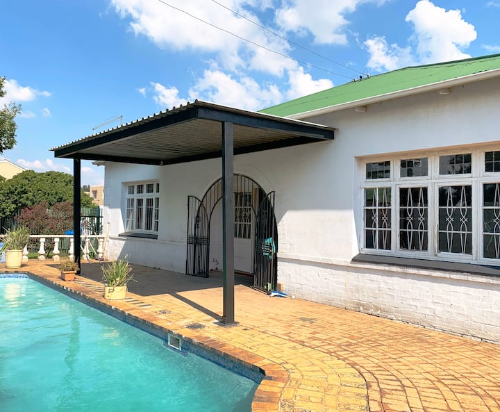 Lovely Large 3 Bedroom House With Pool - Germiston