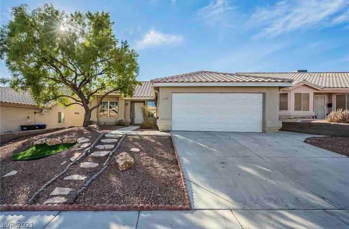 Cheerful Savvy 2-bedroom Home With Backyard - North Las Vegas, NV