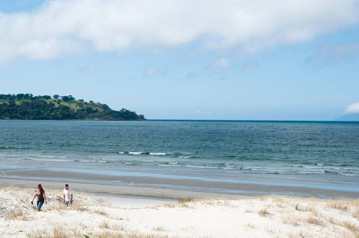 10 Best Airbnb Vacation Rentals In Omaha, New Zealand - Updated 2025 ...