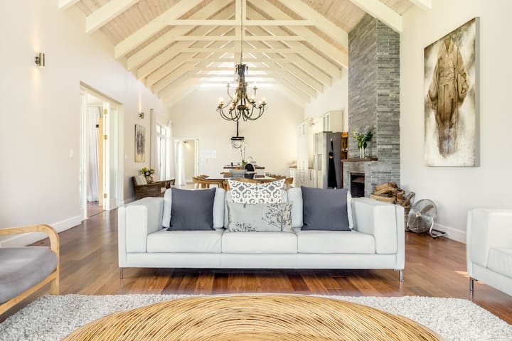 Luxury, Lakeside Villa With Private Pool And Jetty - Le Cap