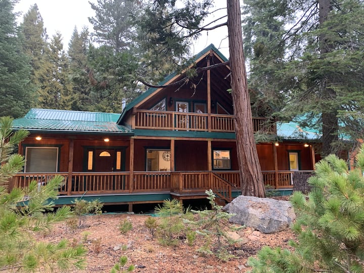 Spacious Shaver Cabin, Wildflower Village - Shaver Lake, CA