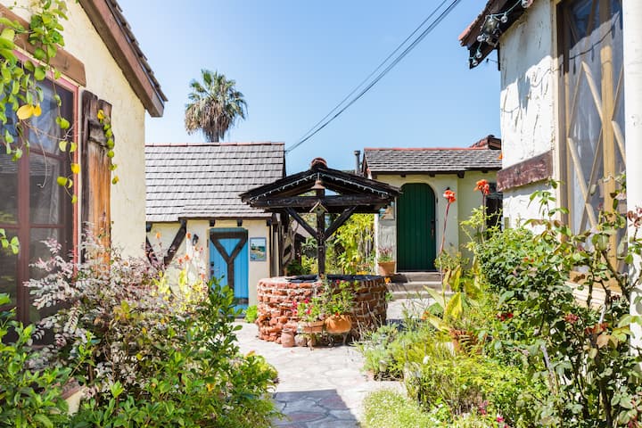 Charming Manzanita Red Cottage - Laguna Beach