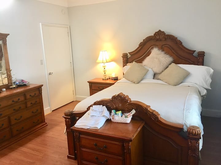 Luxurious 1 Bed With Private Bathroom In Mansion!! - Oshawa